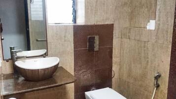 Quarto Duplo Premium, 1 cama de casal | Casa de banho | Um polibã, artigos de higiene pessoal grátis