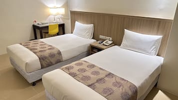 Quarto Standard, 2 camas individuais | Cofre no quarto, secretária, quartos insonorizados, camas desdobráveis