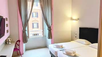 Quarto Duplo (with Extra-bed) | Edredões de penas, minibar, cofre no quarto, secretária