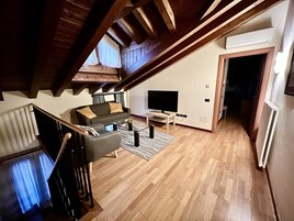 Apartamento Superior, 2 quartos | Sala de estar | Televisor 