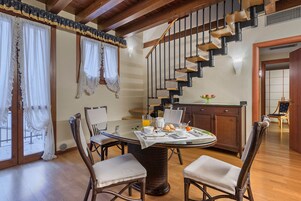 Apartamento, 3 quartos | Sala de estar | Televisor 