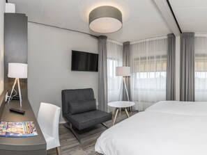 Quarto Duplo de Luxo | Minibar, cofre no quarto, secretária 