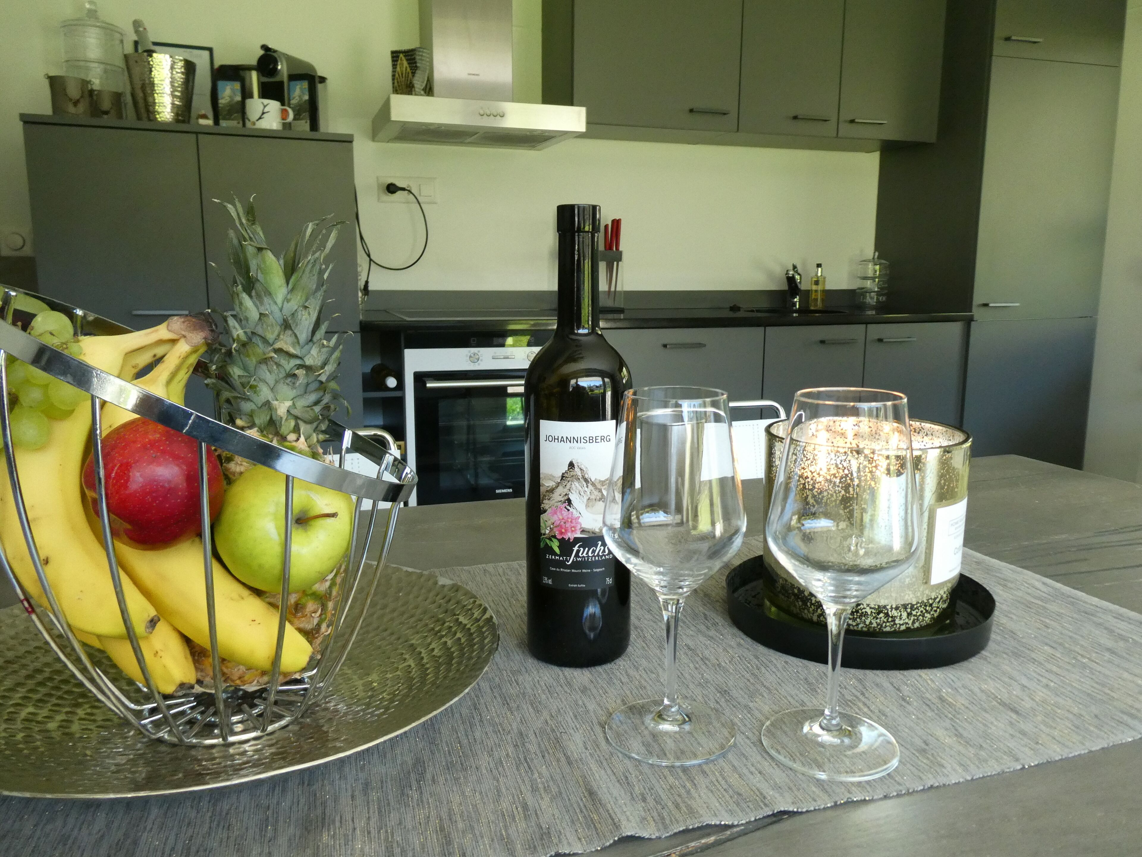 Um frigorífico/congelador grande, um micro-ondas, uma placa de cozinha 