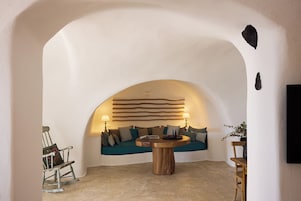 Suite, vista para o mar ((Outdoor Jetted Plunge Pool) The Cave) | Sala de estar | Televisor de ecrã plano de 42 polegadas com canais via satélite