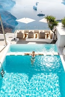 Piscina interior, guarda-sóis, espreguiçadeiras