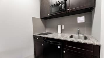 Quarto, 1 cama Queen, cozinha | Cozinha americana privada | Frigobar, micro-ondas, cafeteira/chaleira, chaleira elétrica