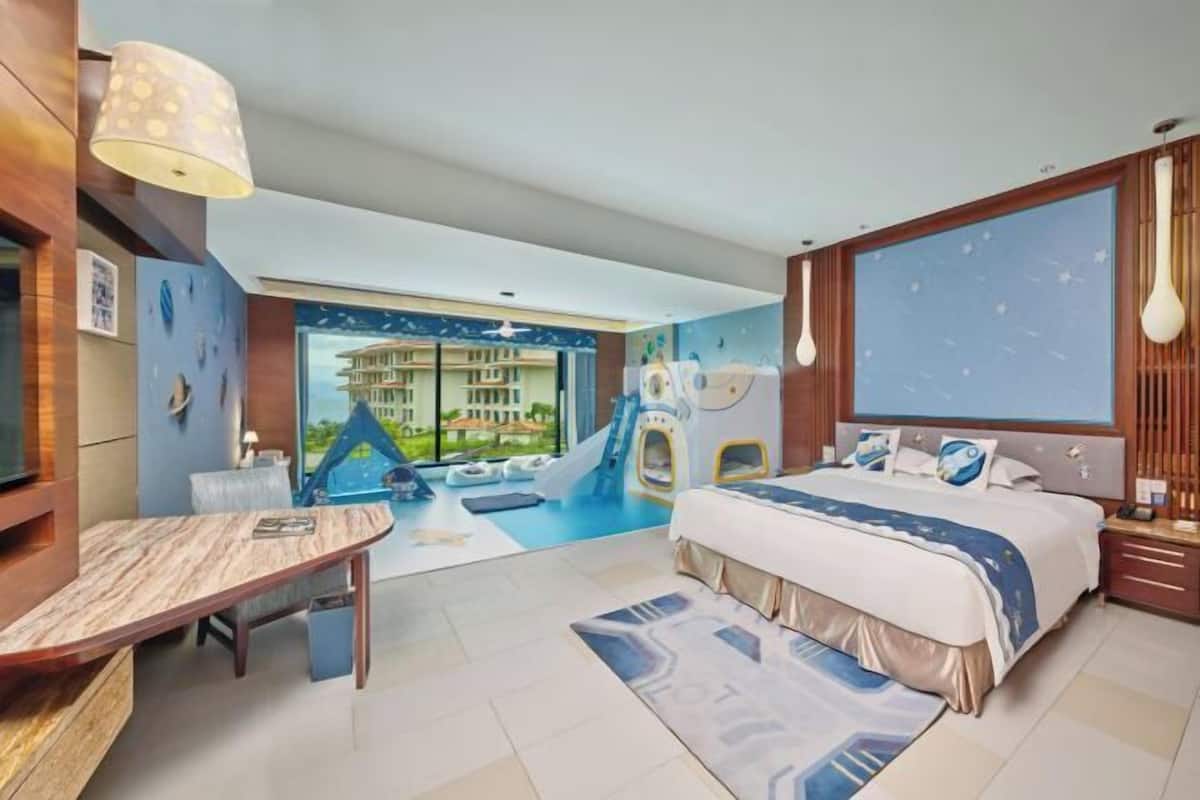 Minibar, cofre no quarto, despertadores, acesso para cadeira de rodas