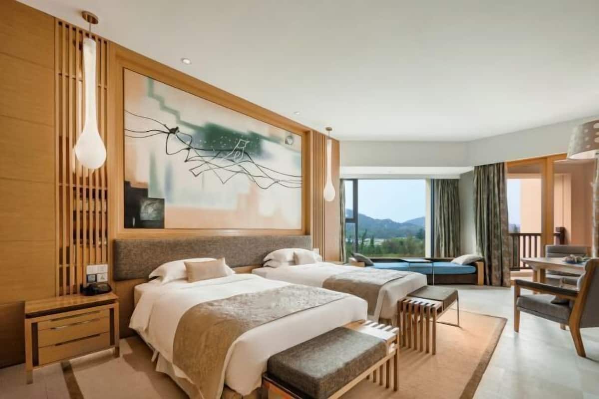 Minibar, cofre no quarto, despertadores, acesso para cadeira de rodas
