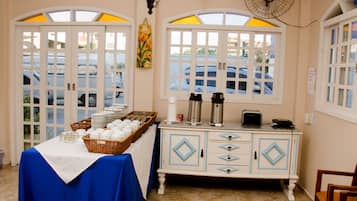Café da manhã com buffet grátis todos os dias