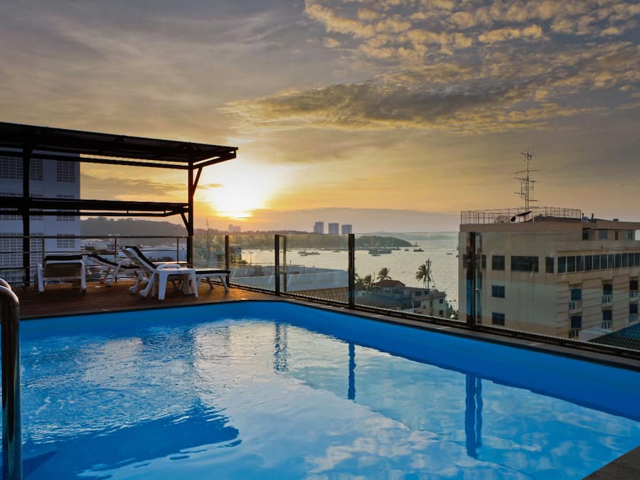 Piscina exterior, espreguiçadeiras