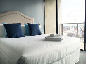 Apartamento Deluxe, 1 quarto, Vista para a cidade | Cofre no quarto, com mobília individualizada, secretária 
