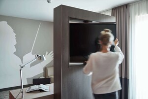 Suite Júnior, 1 cama de casal (Cozy Sitting Corner;Larger Room) | Roupa de alta qualidade, cofre no quarto, secretária 