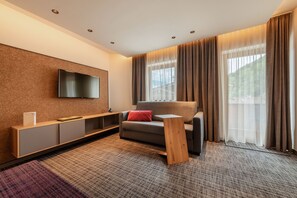 Quarto casal exclusivo | Roupas de cama antialérgicas, cofres nos quartos, cortinas blackout