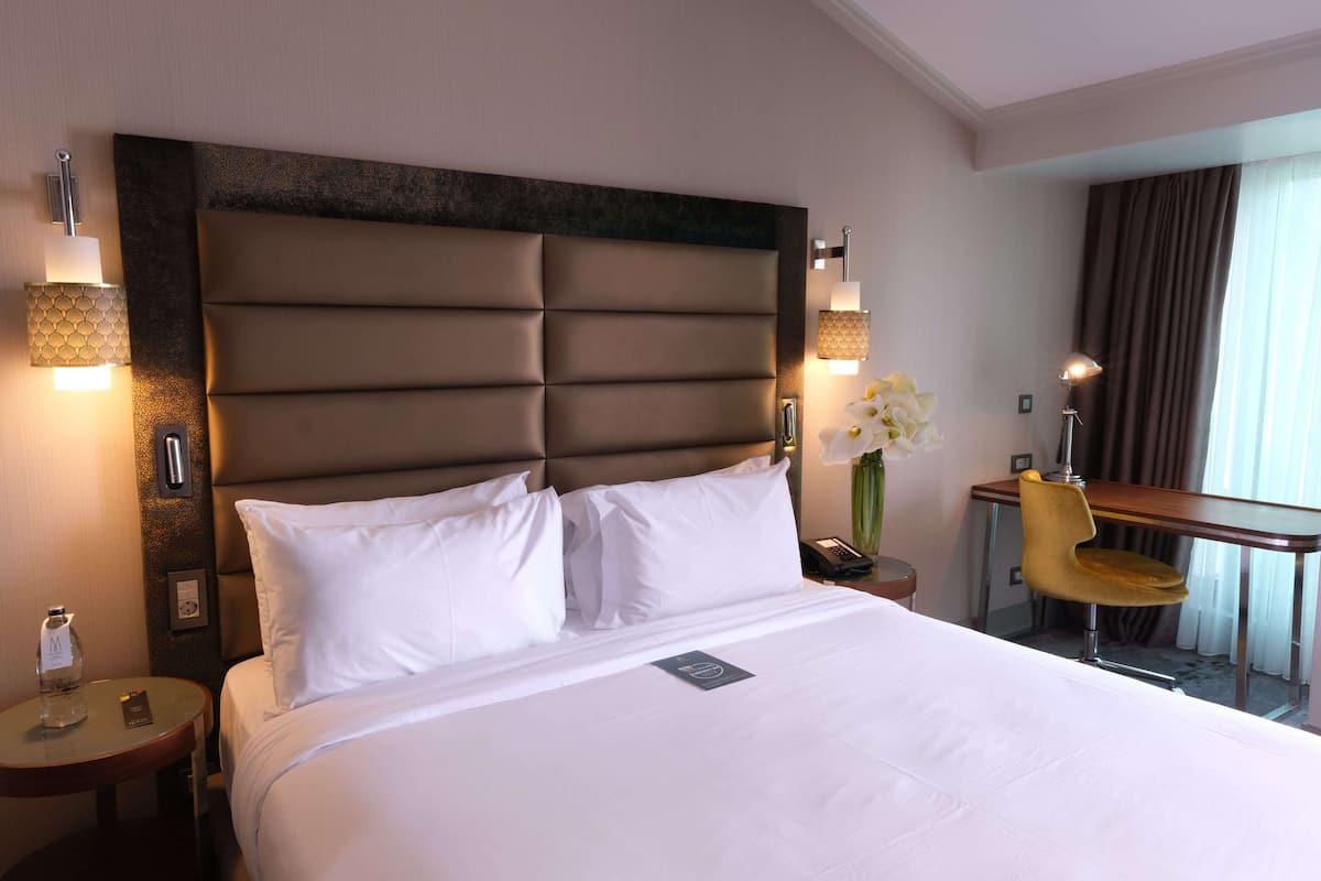 Suite, 1 cama de casal, terraço | Roupa de alta qualidade, camas de colchão Select Comfort, minibar