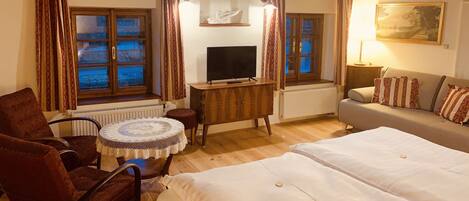 Quarto Quádruplo Comfort, vista para o rio | Roupa hipoalergénica, cortinas/cortinados opacos, berço de viagem