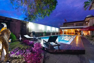 Piscina externa, funciona das 10h às meia-noite, espreguiçadeiras