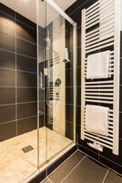 Loft, varanda, vista para a montanha | Duche na casa de banho