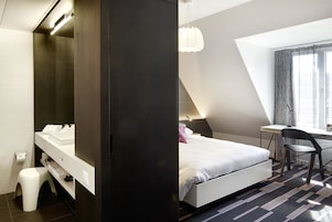 Roupa hipoalergénica, minibar, cofre no quarto, secretária