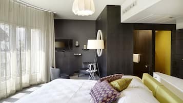 LIFESTYLE Junior Suite | Roupa hipoalergénica, minibar, cofre no quarto, secretária