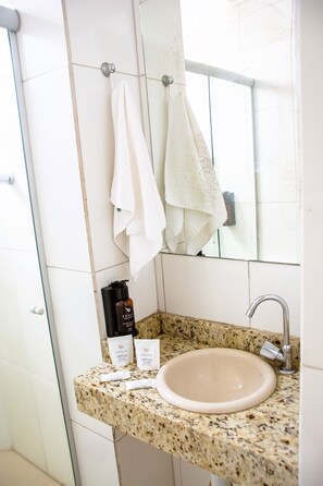 Quarto Individual Standard | Casa de banho | Um polibã, artigos de higiene pessoal grátis, um secador de cabelo 