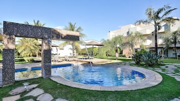 Piscina externa, espreguiçadeiras