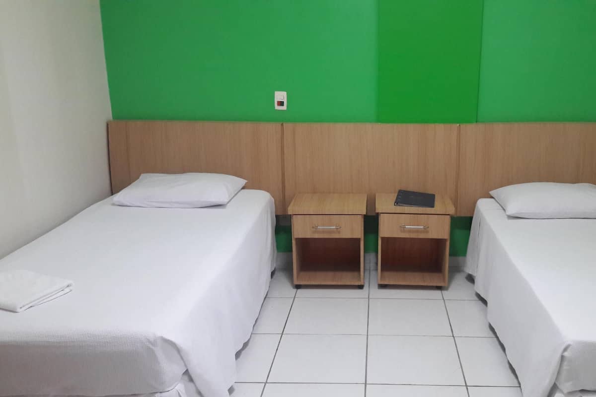 Frigobar, cofres nos quartos, cortinas blackout