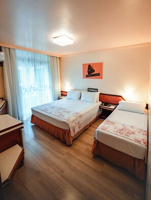 Quarto triplo luxo | Frigobar, escrivaninha, cortinas blackout, Wi-Fi de cortesia