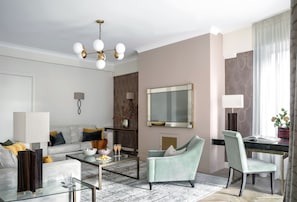 Apartamento, 3 quartos | Sala de estar | TV de tela plana