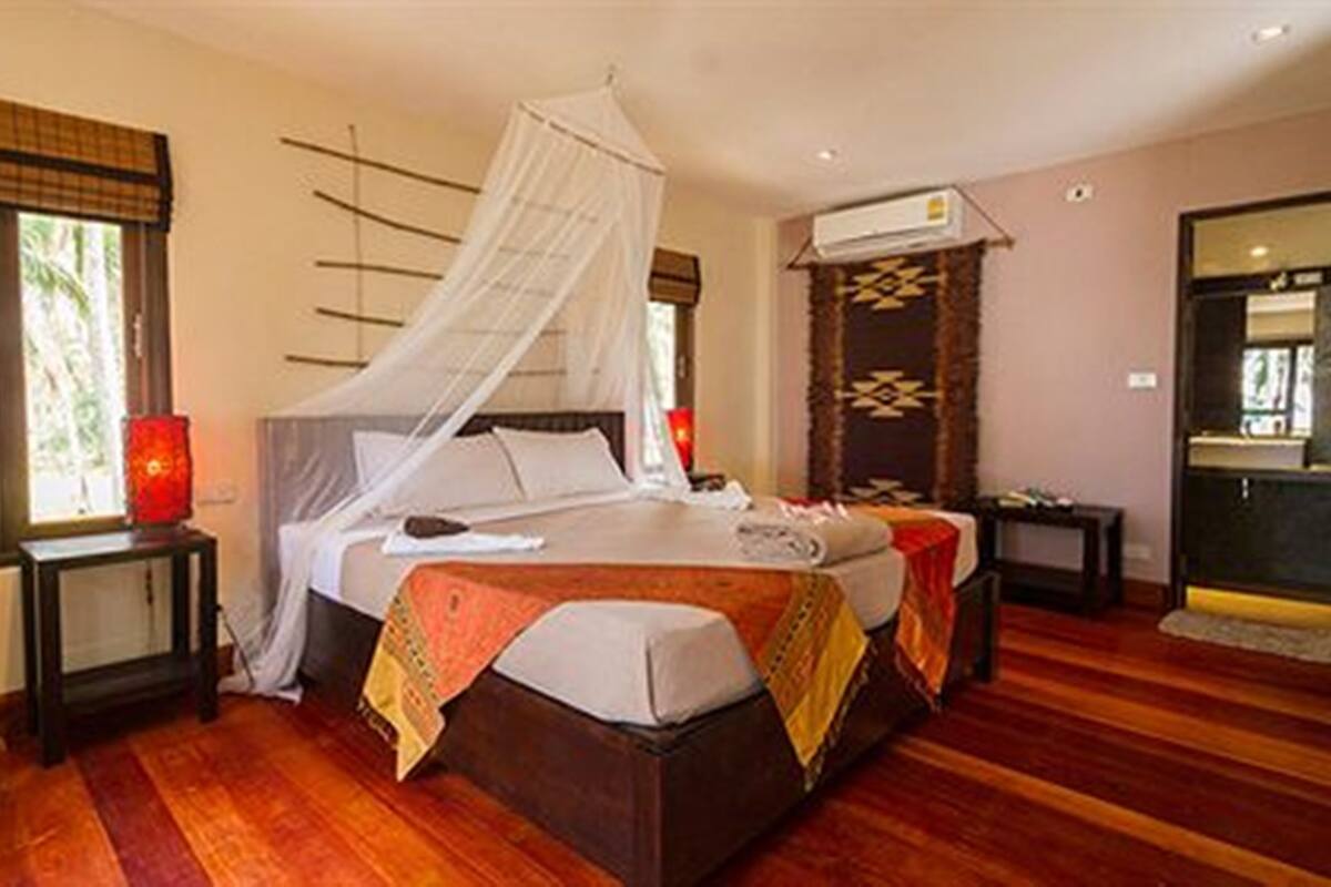 Quarto Deluxe | Cofre no quarto, secretária, berços/camas para crianças grátis 