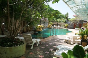 Piscina exterior, guarda-sóis, espreguiçadeiras 