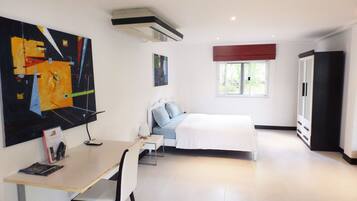 Deluxe Lakeside | Frigobar, cofres nos quartos, escrivaninha, cortinas blackout