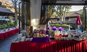 Pequeno-almoço tipo buffet diário mediante uma taxa