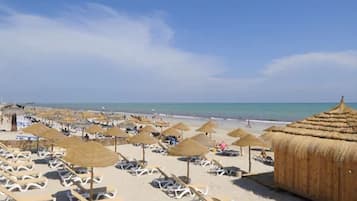 Uma praia privada nas proximidades, praia de areia branca