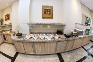 Café da manhã com buffet grátis todos os dias