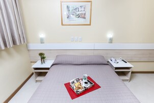Frigobar, cofres nos quartos, escrivaninha, cortinas blackout