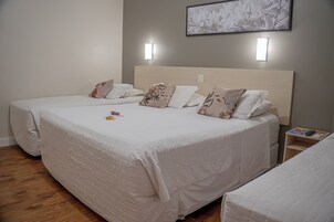 Quarto quádruplo | Frigobar, cofres nos quartos, cortinas blackout