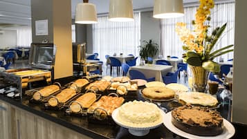 Café da manhã com buffet grátis todos os dias