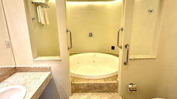 Suite Presidencial, 1 cama king-size, não fumadores, banheira de hidromassagem | Casa de banho | Um secador de cabelo, toalhas fornecidas, sabão, champô
