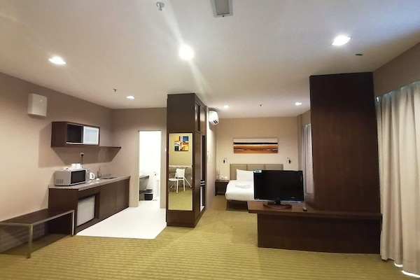 Quarto executivo, cozinha americana (Deluxe) | Cozinha privada | Micro-ondas, chaleira elétrica
