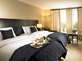 Quarto Twin Deluxe | Roupa de alta qualidade, cofre com capacidade para portátil, secretária 