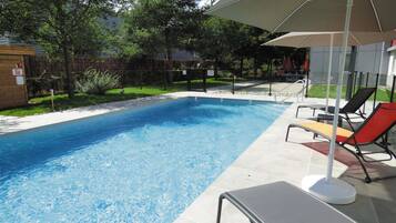 Piscina externa sazonal, funciona das 10h às 21h, espreguiçadeiras