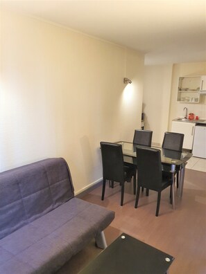 Apartamento, 1 quarto | Sala de estar | TV de ecrã plano 