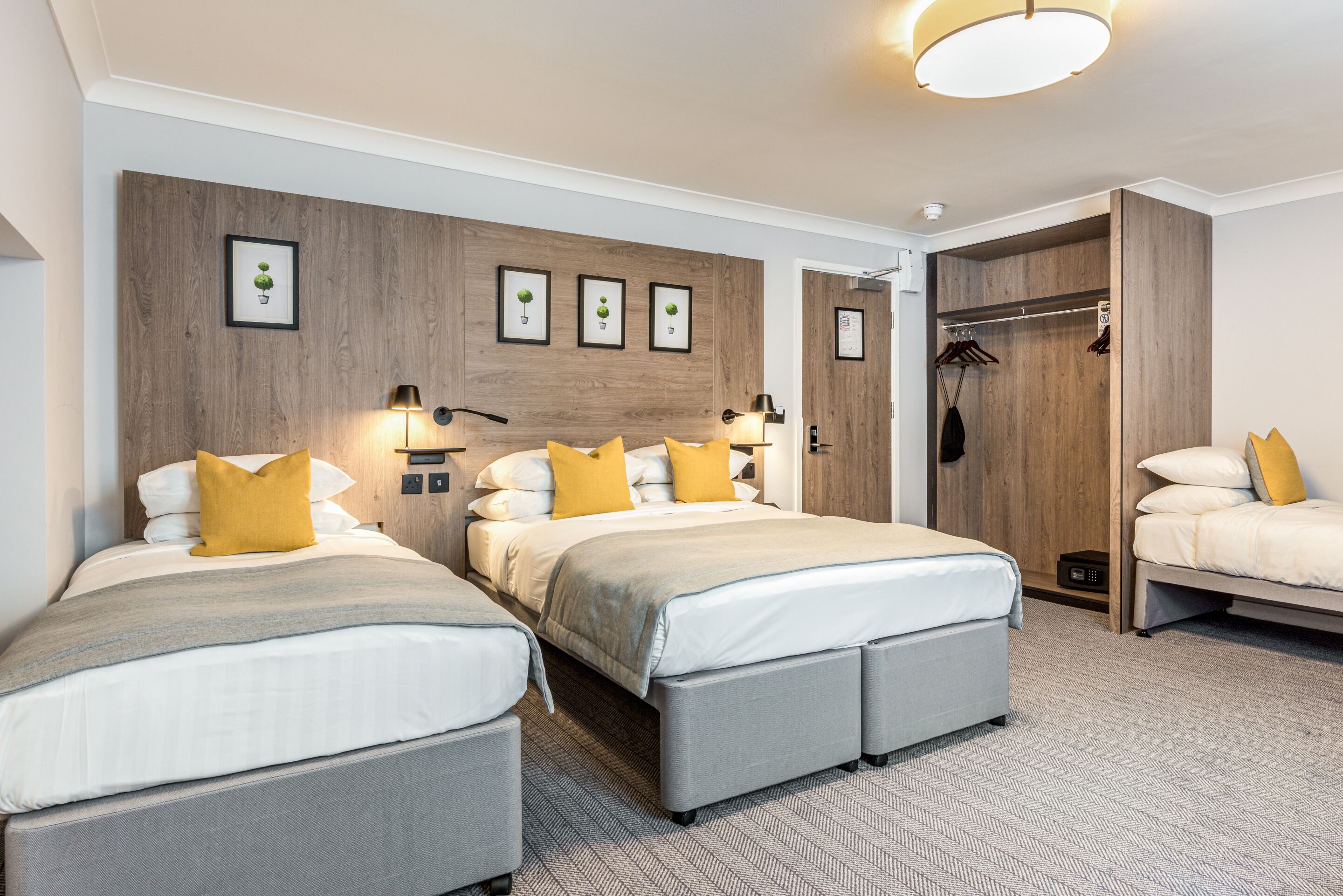 Quarto Quádruplo | Roupa de alta qualidade, cofre no quarto, cortinas/cortinados opacos 