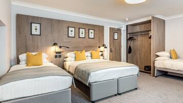 Quarto Quádruplo | Roupa de alta qualidade, cofre no quarto, cortinas/cortinados opacos