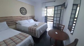 Quarto triplo tradicional | Frigobar, espaço de trabalho para notebook