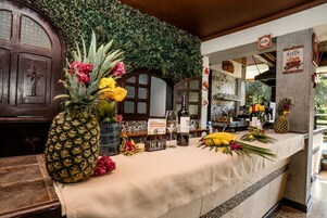 Café da manhã, almoço e jantar; culinária internacional 