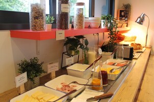 Café da manhã com buffet todos os dias mediante uma taxa
