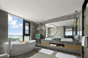 Frigobar, cofres nos quartos, despertadores