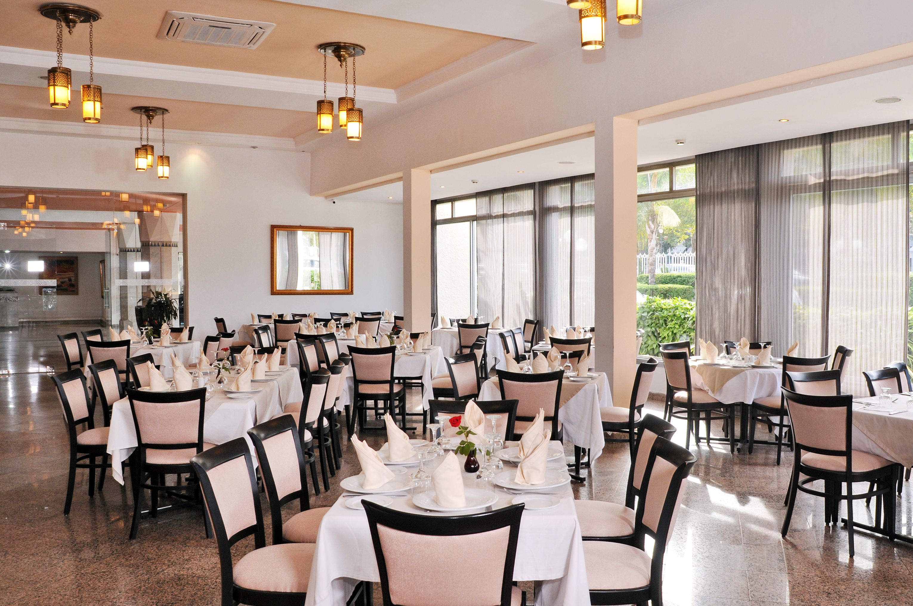 Pequenos-almoços, almoços, jantares servidos, cozinha internacional 