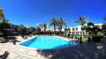 Piscina exterior, espreguiçadeiras